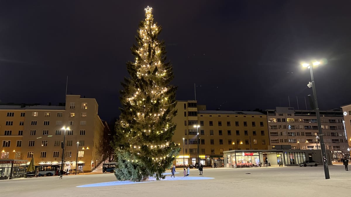 Suomen kaunein joulupuu komeilee Turun tuomiokirkon edustalla ...