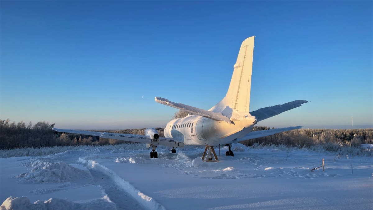 Kaverukset ostivat nettihuutokaupasta lentokoneen ja veivät sen mäen ...