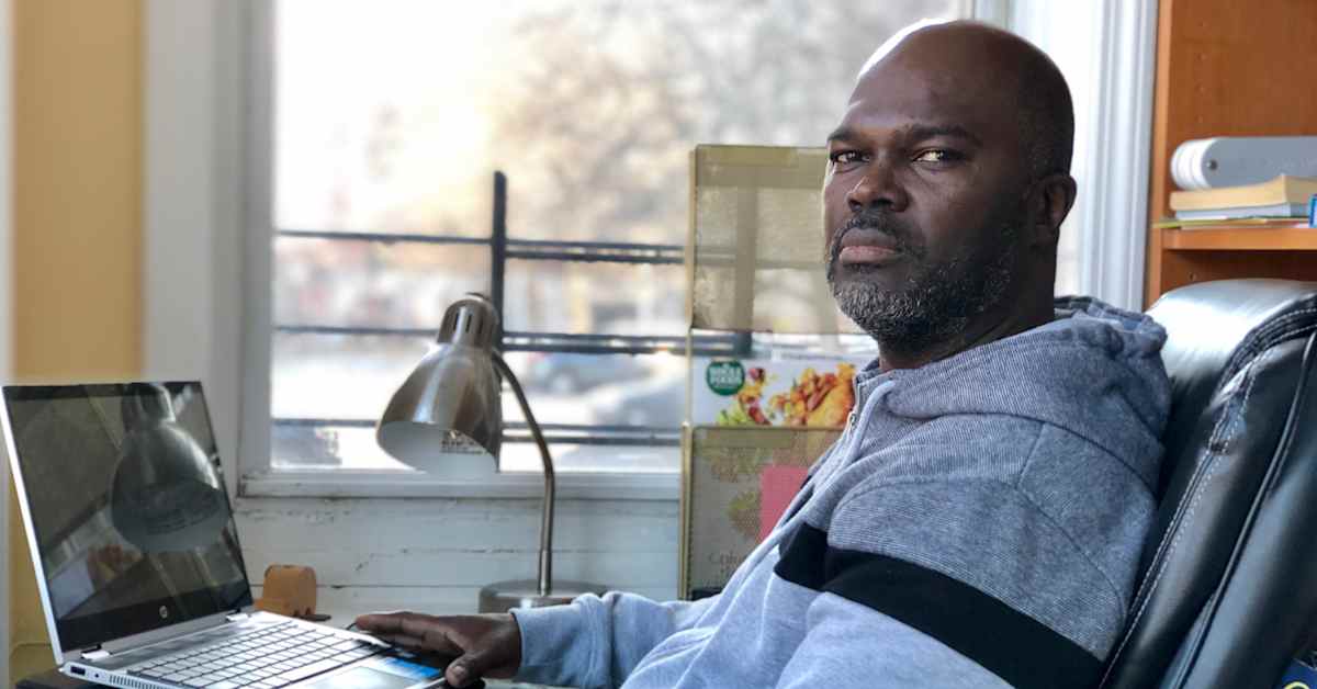 Wesley Caines satt 24 år i fängelse, läste till magister under tiden ...