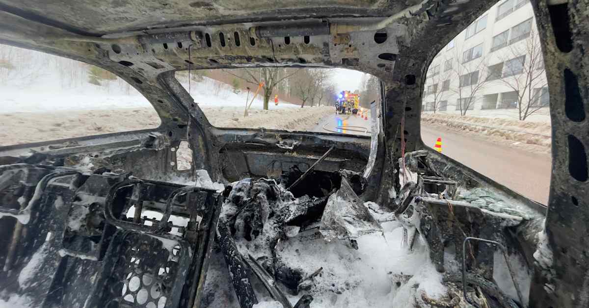 Henkilöauto syttyi tuleen Jyväskylän Kortepohjassa – liikenne ...