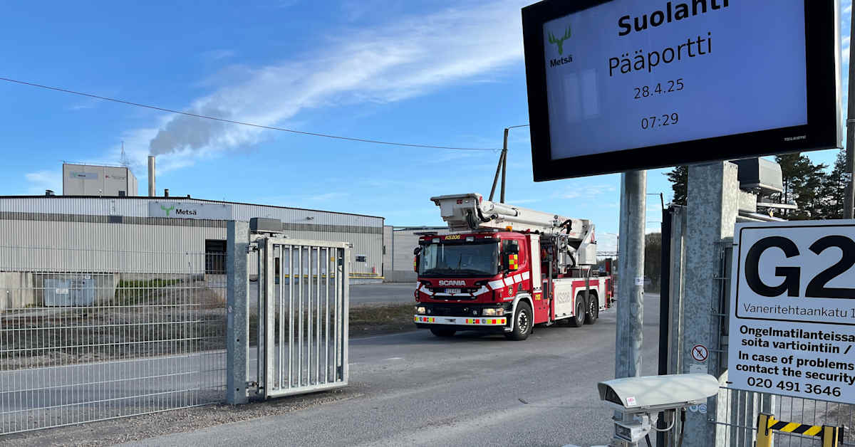 Suolahden vaneritehtaalla syttyi aamuyöstä suureksi luokiteltu tulipalo – tuotanto seisoo ...
