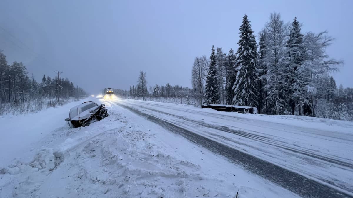 Rekkaa ohittamaan lähtenyt henkilöauto törmäsi vastaan tulevaan ...