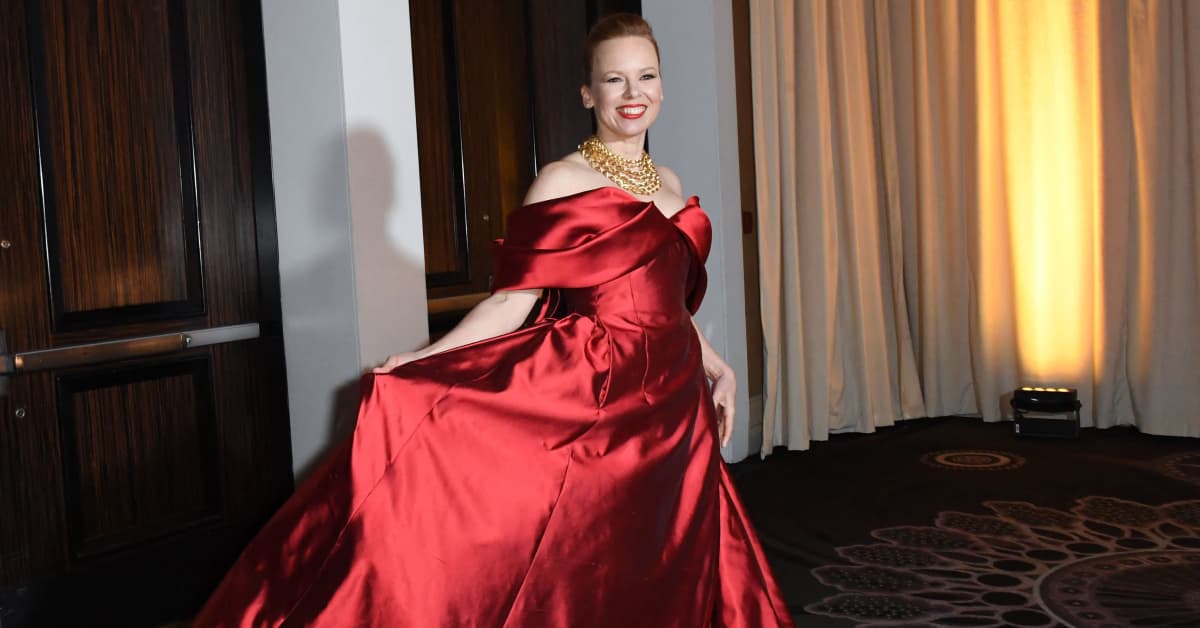 Alma Pöystille Golden Globe -asun suunnitellut Anne-Mari Pahkala ...