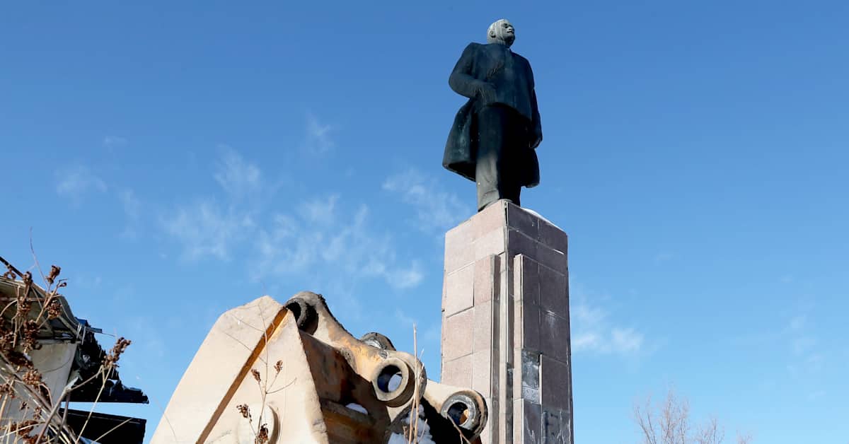 Kirgisia poisti Keski-Aasian korkeimman Lenin-patsaan | Uutisia ...