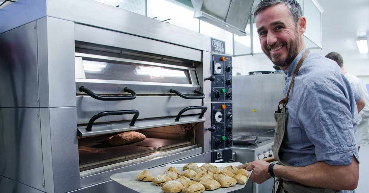 Sébastien Boudet sjunger surdegsbrödets lov | Österbotten | Svenska Yle