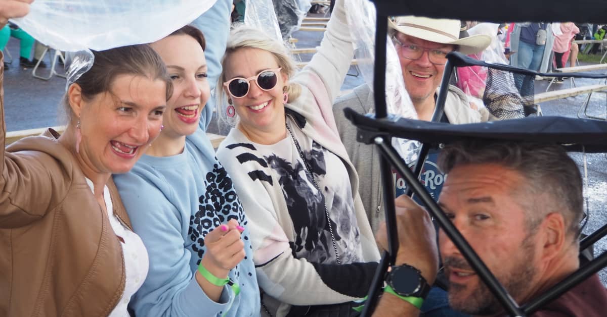 Sadekuurot eivät latista Kuninkuusravien tunnelmaa: tältä meno näyttää ...