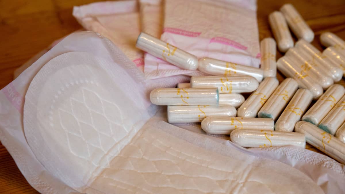 Helsinki jakaa ilmaisia kuukautissuojia kouluissa – Kokeilulla ...