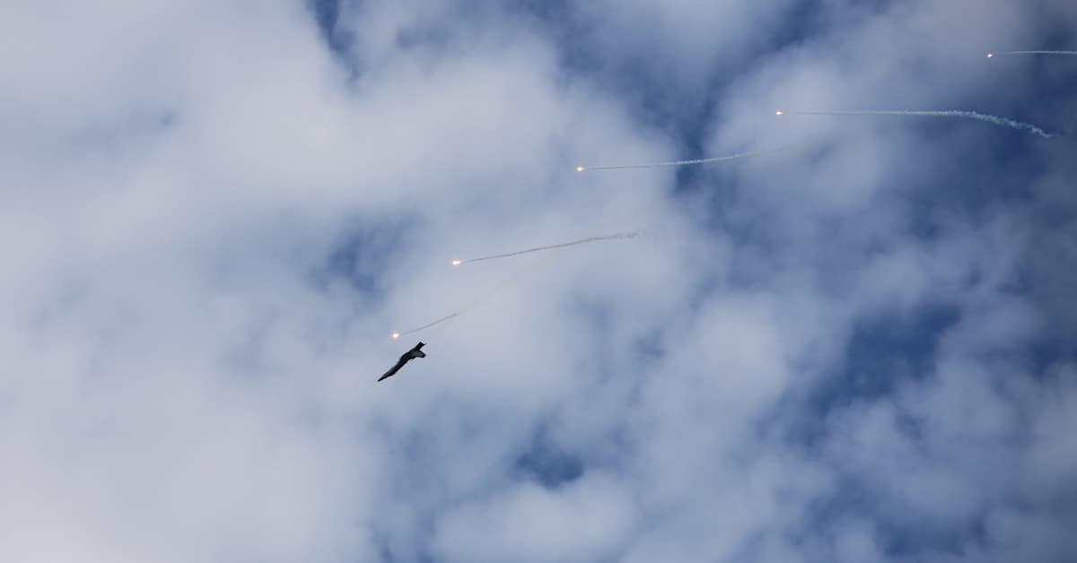 Viimeinen sodassa palvellut sotilaslentäjä haudan lepoon Hornet ...