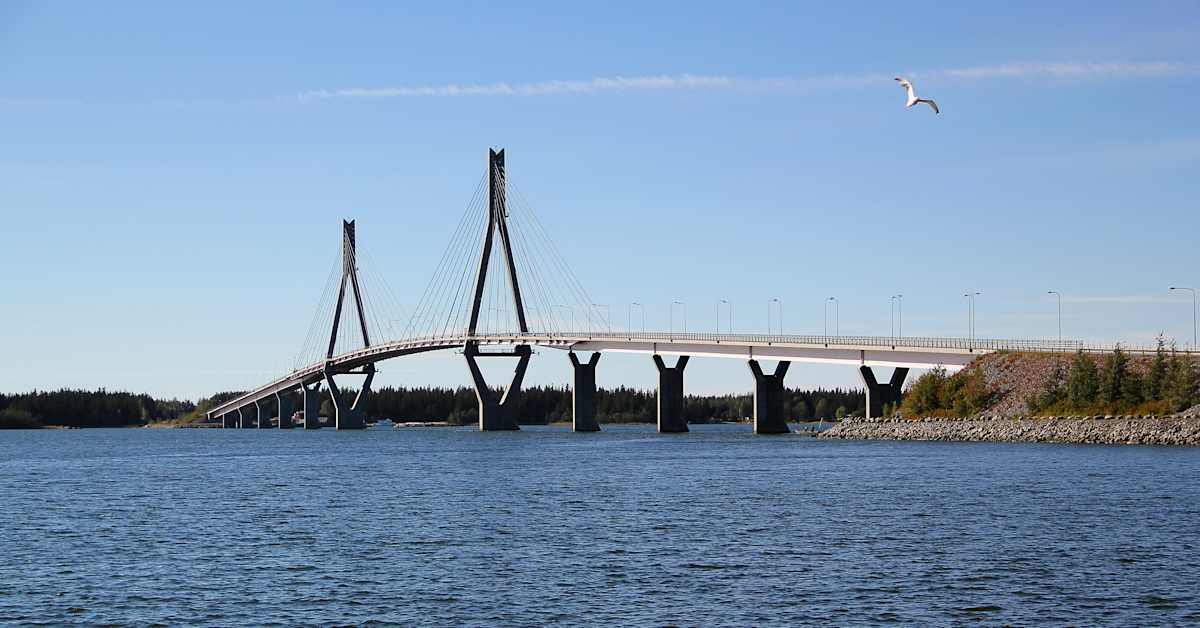 Österbottniska riksdagsledamöter delade inför frågan om en bro över ...