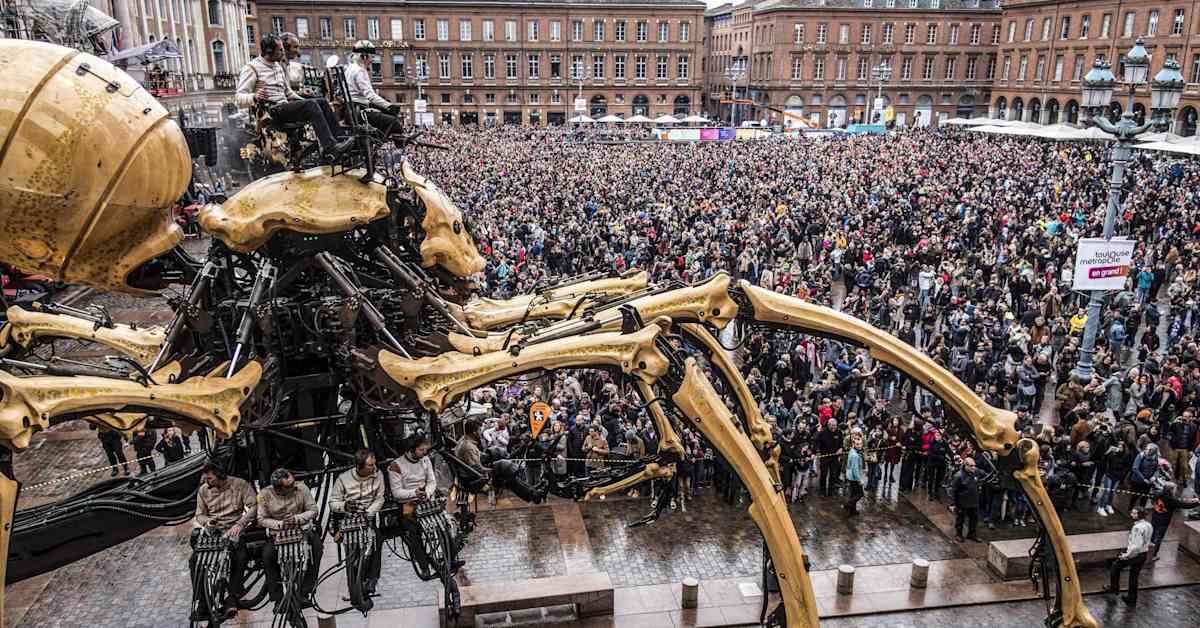Video: Gigantisk spindel och mytologiskt monster vandrade runt i fransk ...