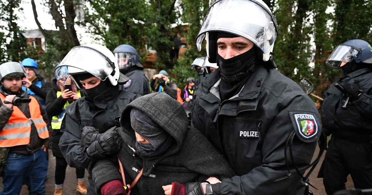 Brytningen av brunkol ska gå vidare – tysk polis försöker nu få bort ...