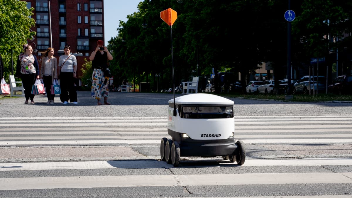 Ruokaa kuljettava robotti pystyy kömpimään yli rotvallin reunan, mutta ...