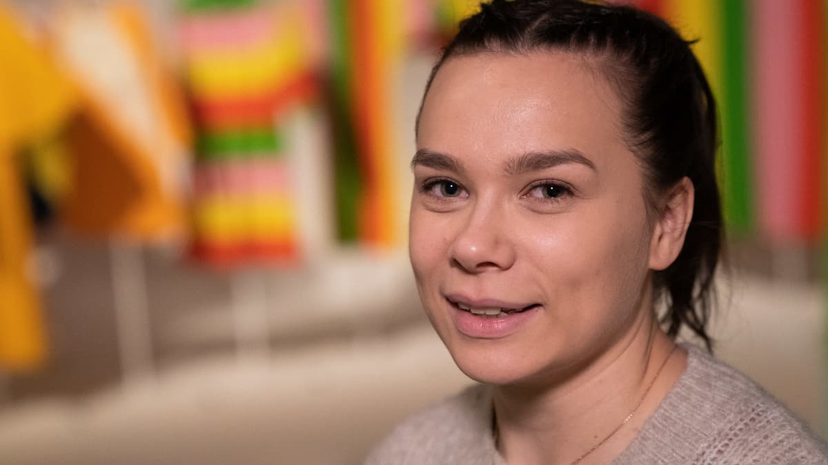 Kuntosalilla hämmästyttiin, kun Saara Retulainen kokeili painonnostoa ...