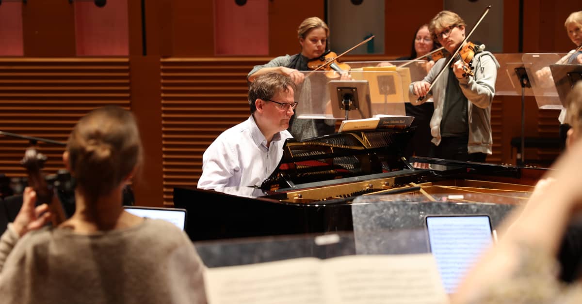 Lapin Kamariorkesterin päävierailija, pianotaituri Olli Mustonen tuntee ...