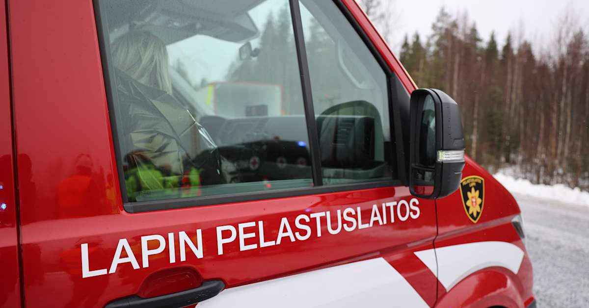 Liukas keli suisti rekkoja ojaan nelostiellä Lapissa – maahan päässeen ...