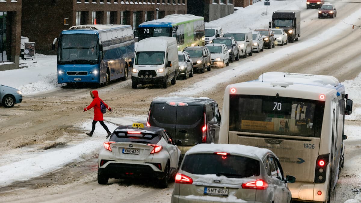 Linja-auto törmäsi toisen linja-auton perään Helsingissä – päivystävä ...