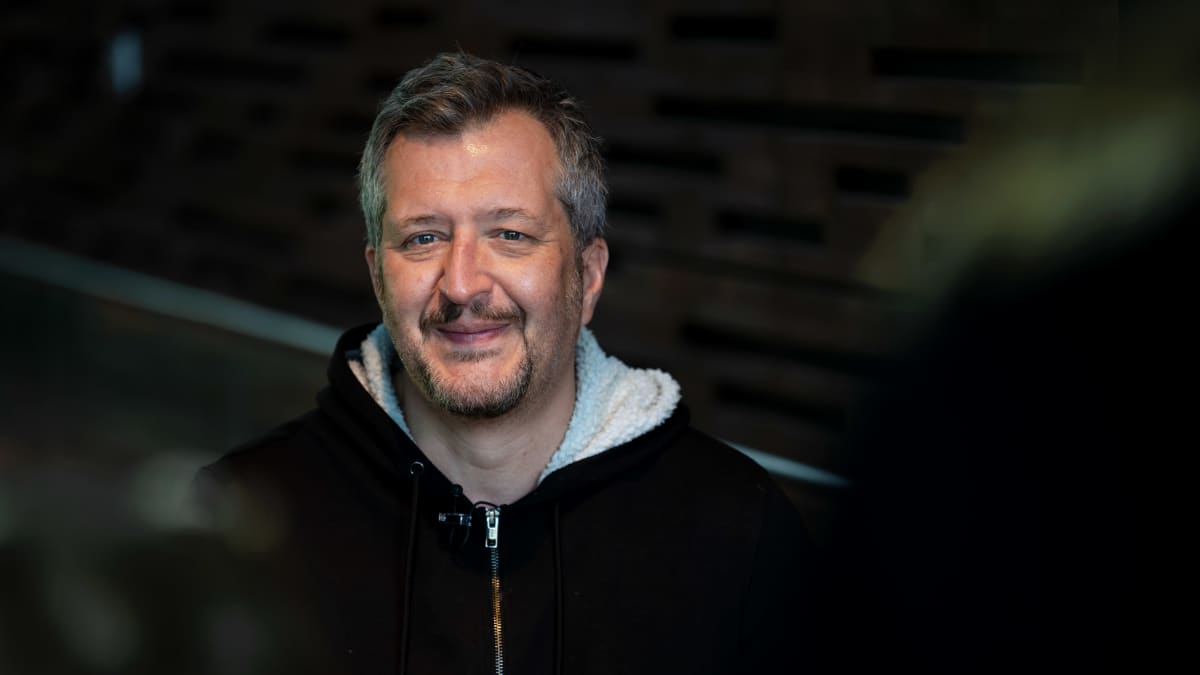 Huippusäveltäjä Thomas Adès rakastui Sibeliuksen musiikkiin jo lapsena ...