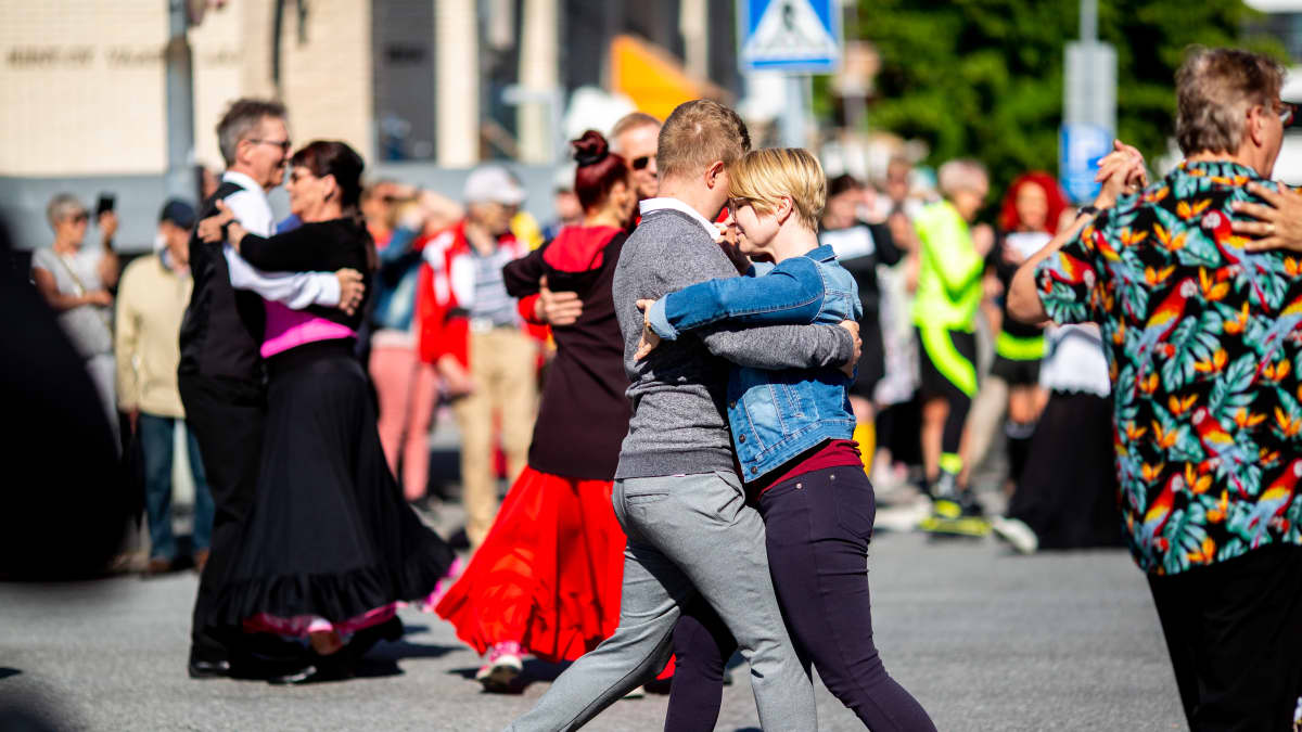 Tangon sävellyskilpailun voittajatango Syntinen nainen syntyi yhdeltä ...