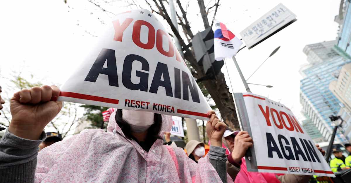 Kapinan yrityksestä syytetty Etelä-Korean presidentti Yoon oikeuden ...