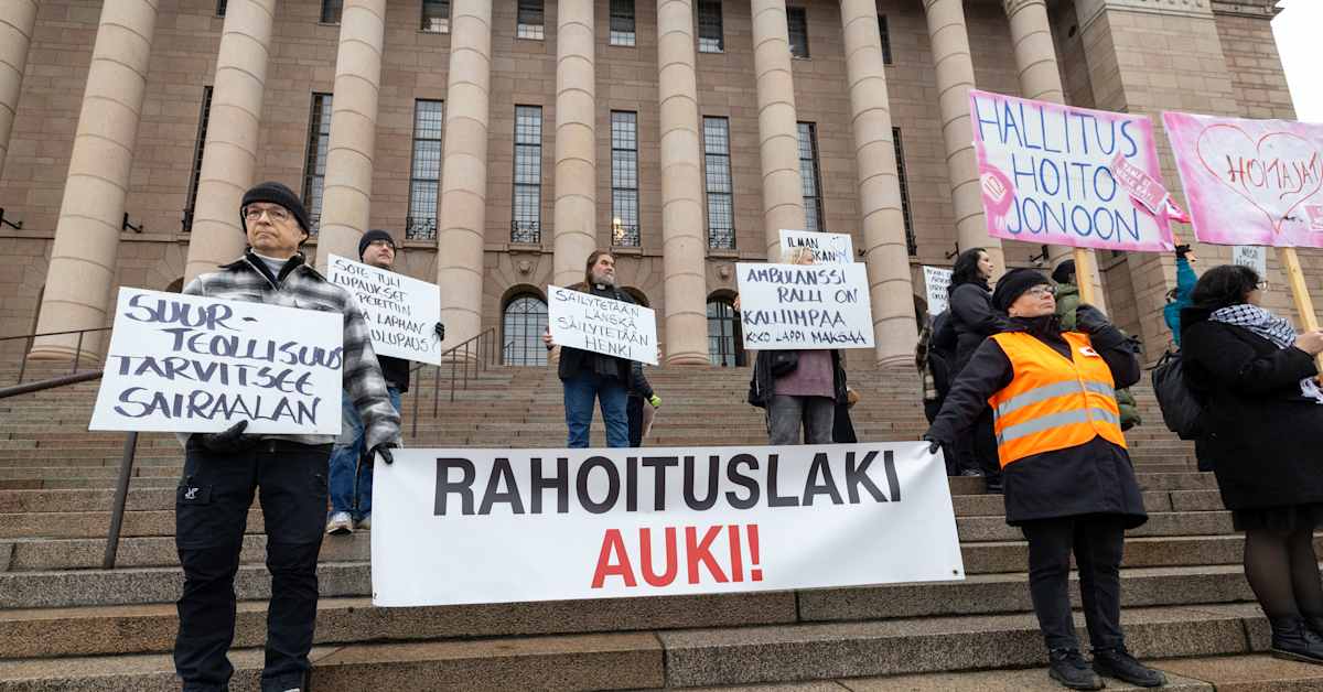Sairaalaa puolustava karvalakki­lähetystö marssi Meri-Lapista Eduskun ...