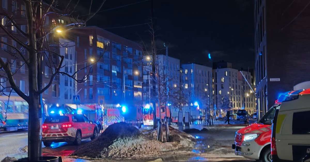 Auto paloi Koskelantiellä Helsingissä – liekit löivät moottoritilasta ...
