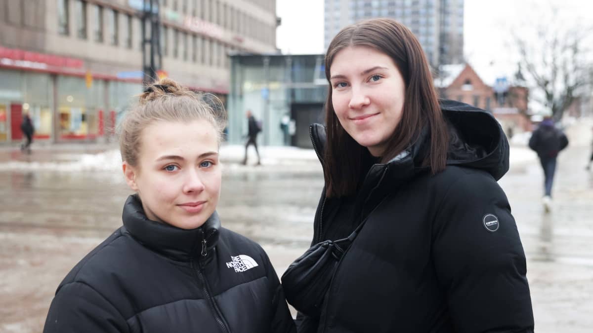 Opiskelupaikka, lämmin kesä ja tuore kihlaus – vuotta 2022 leimasivat ...