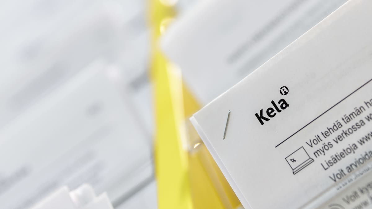 Postissa matkaa vuosittain miljoonia Kela-kirjeitä täynnä ...