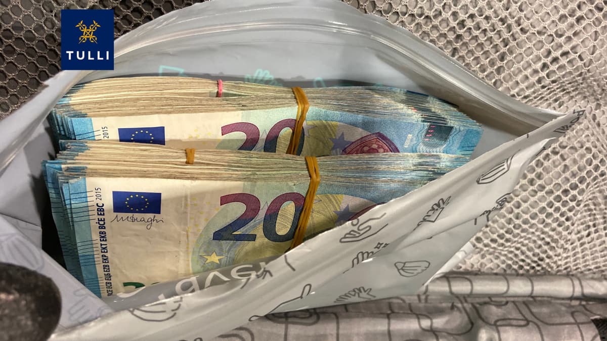 Keski-ikäisen miehen pölynimurin ja kodinkoneen sisältä löytyi 300 000 euroa käteistä – Tulli ...