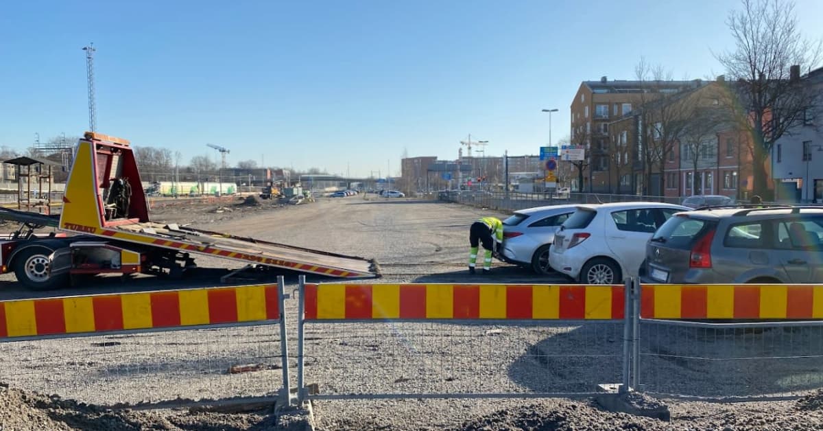 Katujen pesun tieltä siirrettin Turussa maanantaina kahdeksan autoa ...