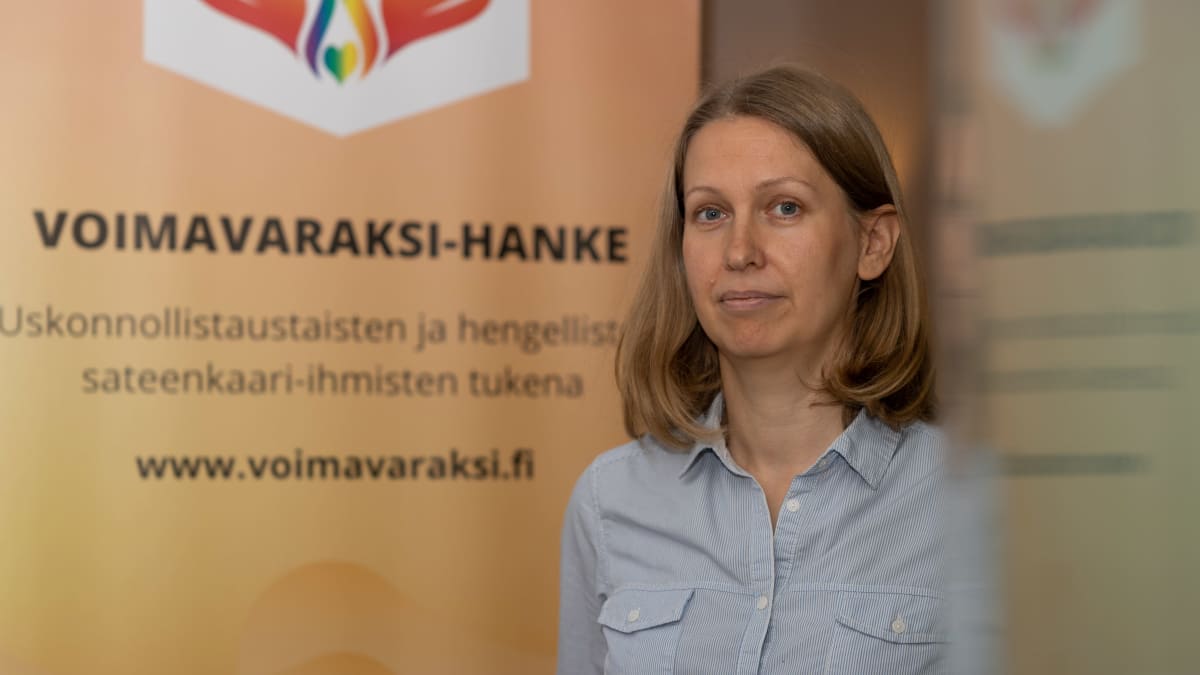 Seksuaalivähemmistöön kuuluva Elena Alakomi löysi yhteisön, jossa voi ...