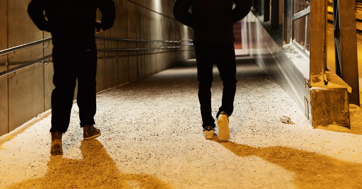 Osa nuorista kantaa asetta taskussaan, mutta tutkijan mielestä Suomi ei ...