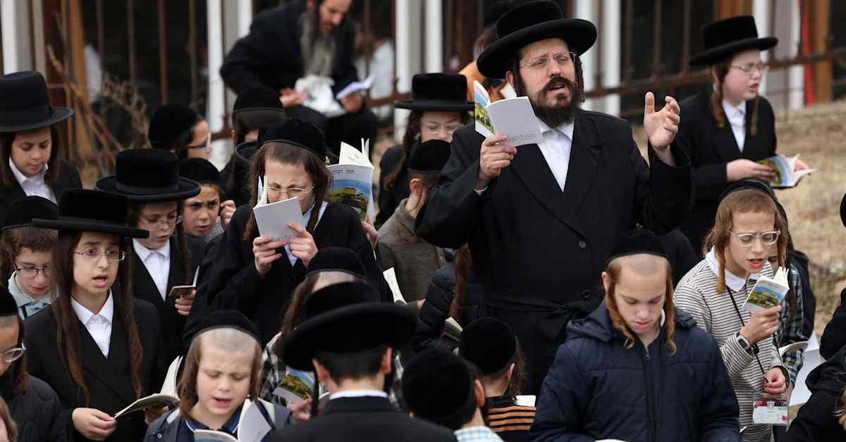 Ortodoxa judar reste från Israel till krigets Ukraina för att fira ...