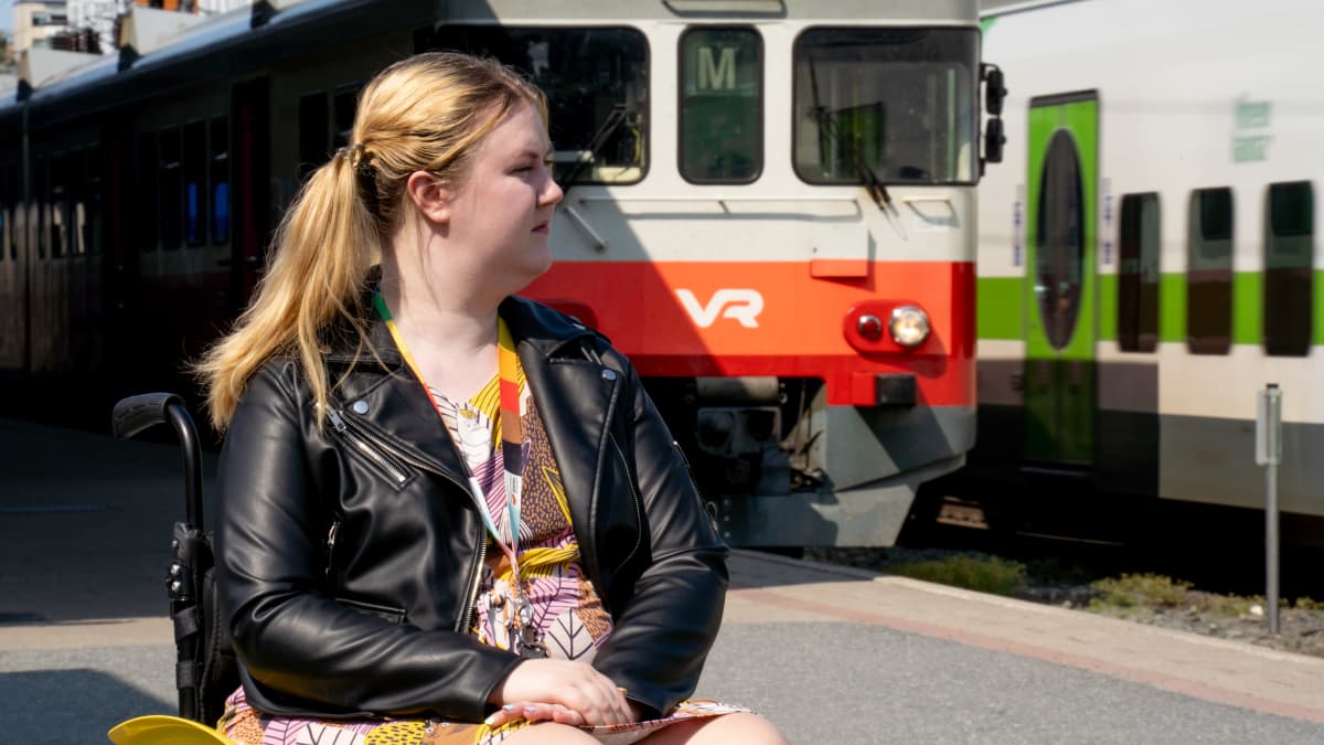 Pyörätuolilla liikkuva maksaa paikasta junassa, mutta ei aina mahdu ...