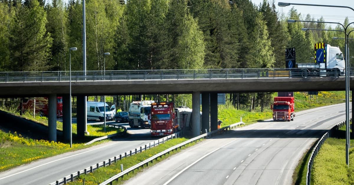 Rekka-auto nurin Tampereella Alasjärventien risteyksessä – kuski ...