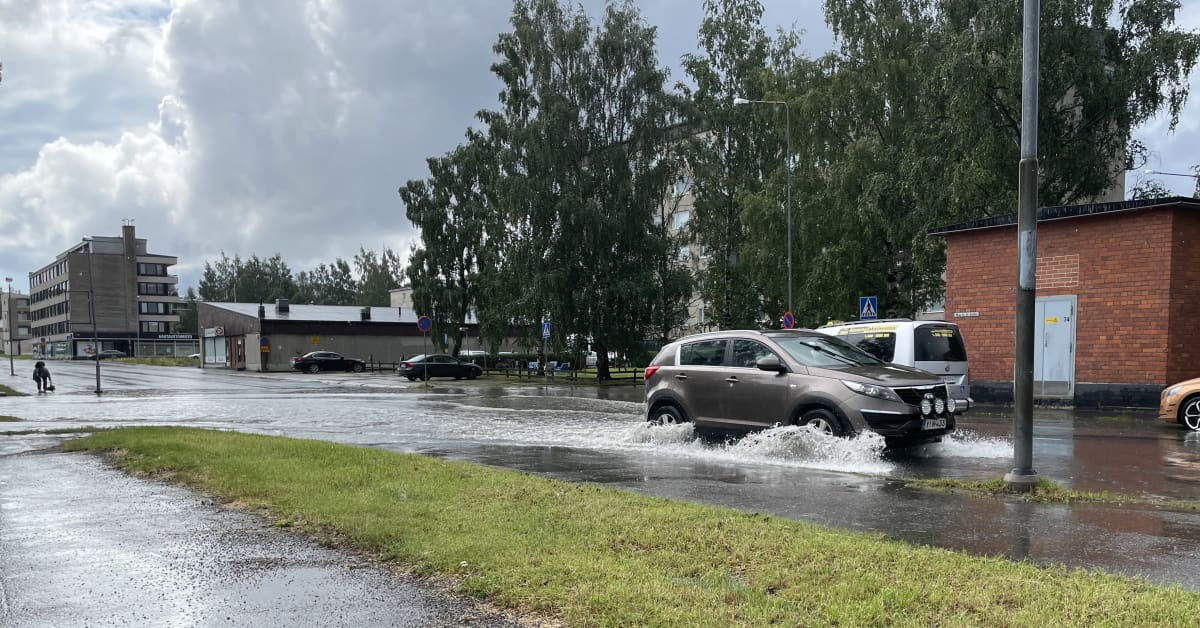 Rankkasade sai tien tulvimaan ja vesi kasteli liikekiinteistön lattian ...