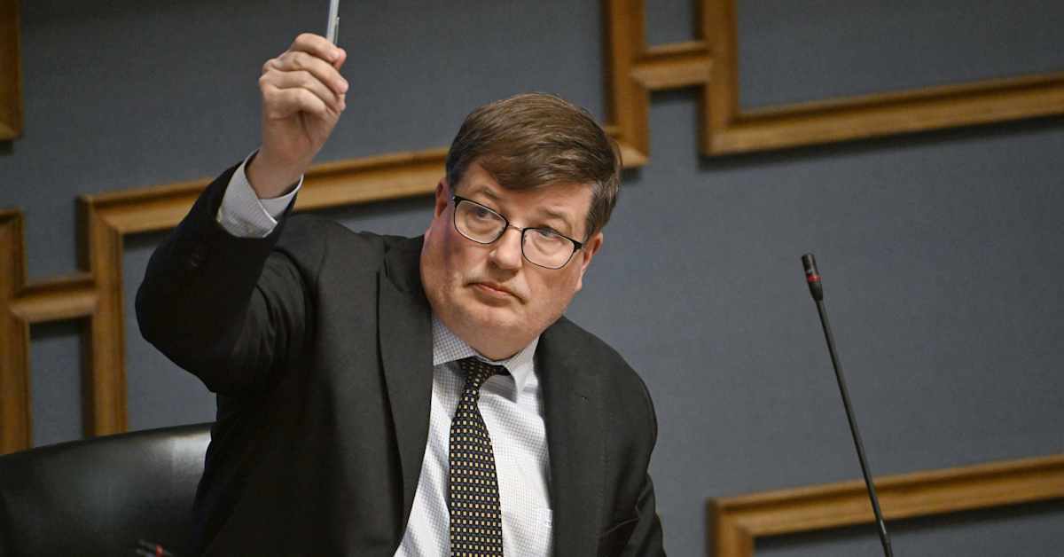 STT:n tiedot: Arto Satonen nousemassa työelämä- ja tasa-arvovaliokunnan ...