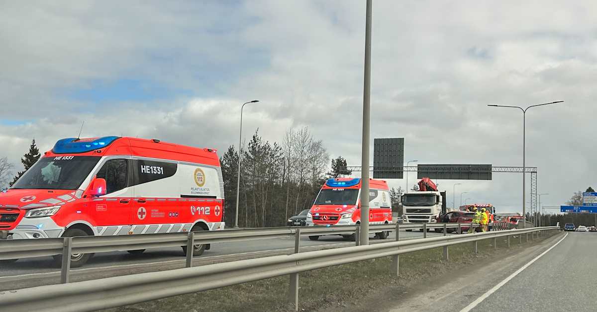 Rekka ja henkilöauto kolaroivat Helsingissä Kehä 1:llä | Uutisia lyhyesti | Yle