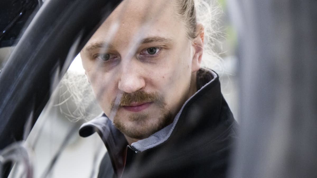 Itseoppinut pyöräkorjaaja opettaa sähköpyörämekaanikkoja, joista on ...