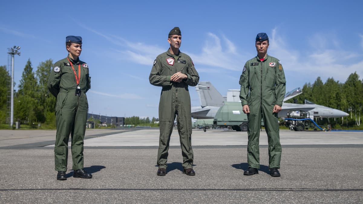 Yhdysvaltojen merijalkaväen hävittäjät ja 250 sotilasta saapuivat ...