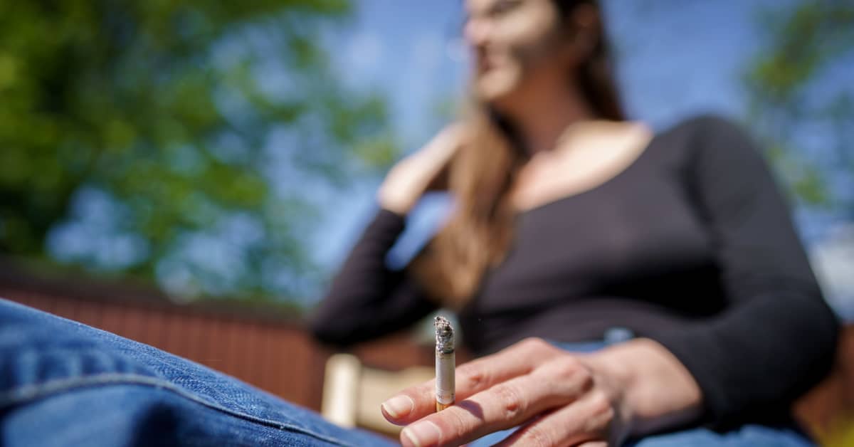 Naisten tupakointi kääntyi nousuun koronavuonna – savukeaskin ...