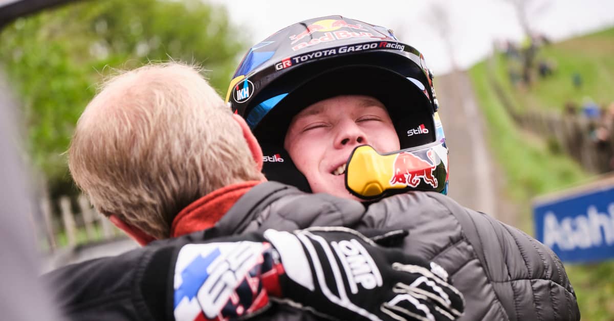 Häkeltynyt Harri Rovanperä pyyhki silmäkulmiaan poikansa uroteon ...