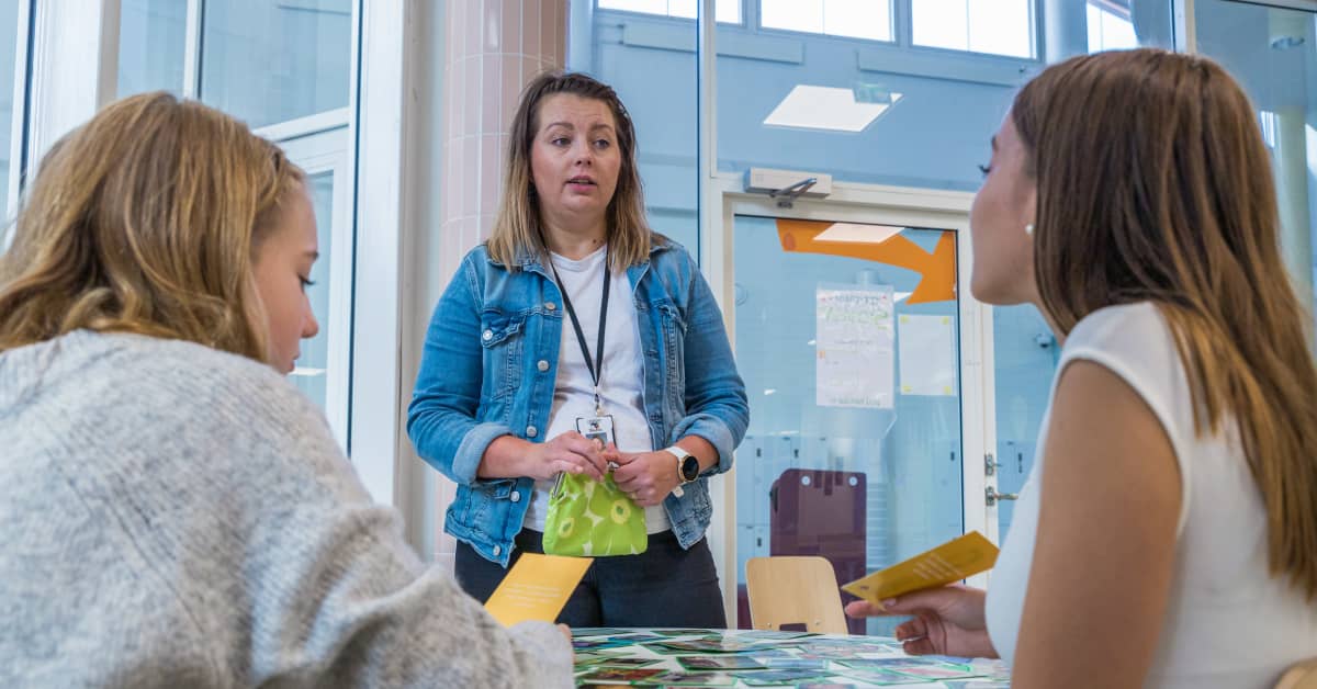 1 000 oppilaan jättikouluun palkattiin aikuisia, joilla on aikaa ...