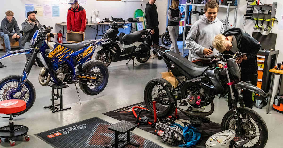 Ungdomslokalen som luktar bensin blev genast en succé i Borgå | Östnyland | Svenska Yle