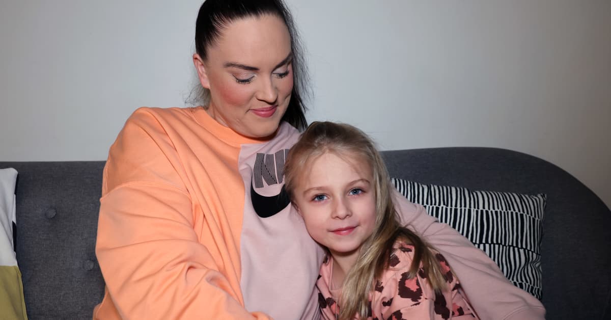 Matilda Knuutti, 7, harjoittelee r-äännettä kotona, koska puheterapeuteista on pula kaikkialla ...