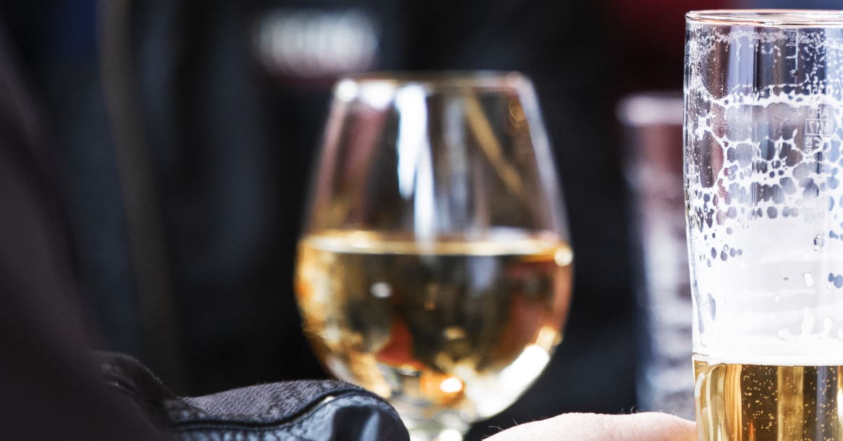 Näin alkoholi vaikuttaa työkykyyn – asiantuntija: ”Jo pieni annos ...