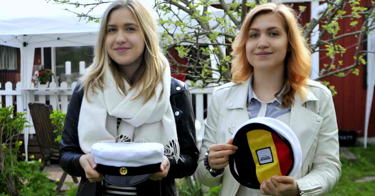 Härligt att examensdagen är här, säger systrarna Nelli och Anna Salonen ...