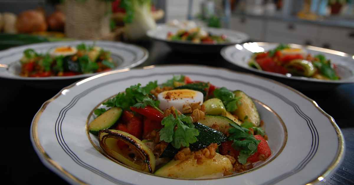 Hönsfrikassé med kryddiga korngryn och grönsaker | Recept | Svenska Yle