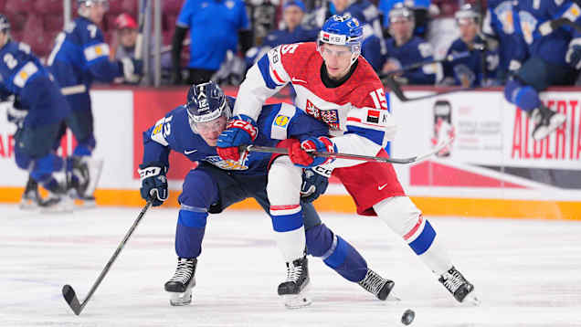 Tšekin pelaaja estää Suomen Joona Saarelaista.