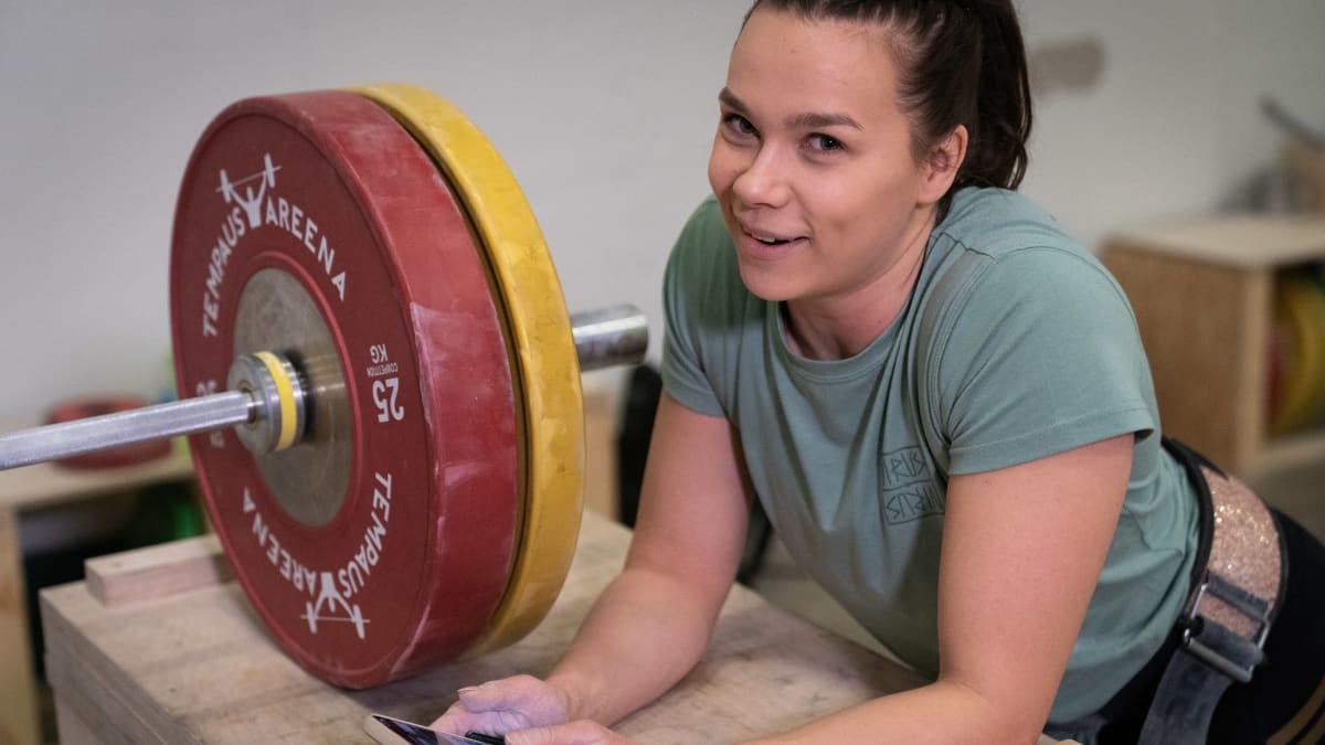 Kuntosalilla hämmästyttiin, kun Saara Retulainen kokeili painonnostoa ...