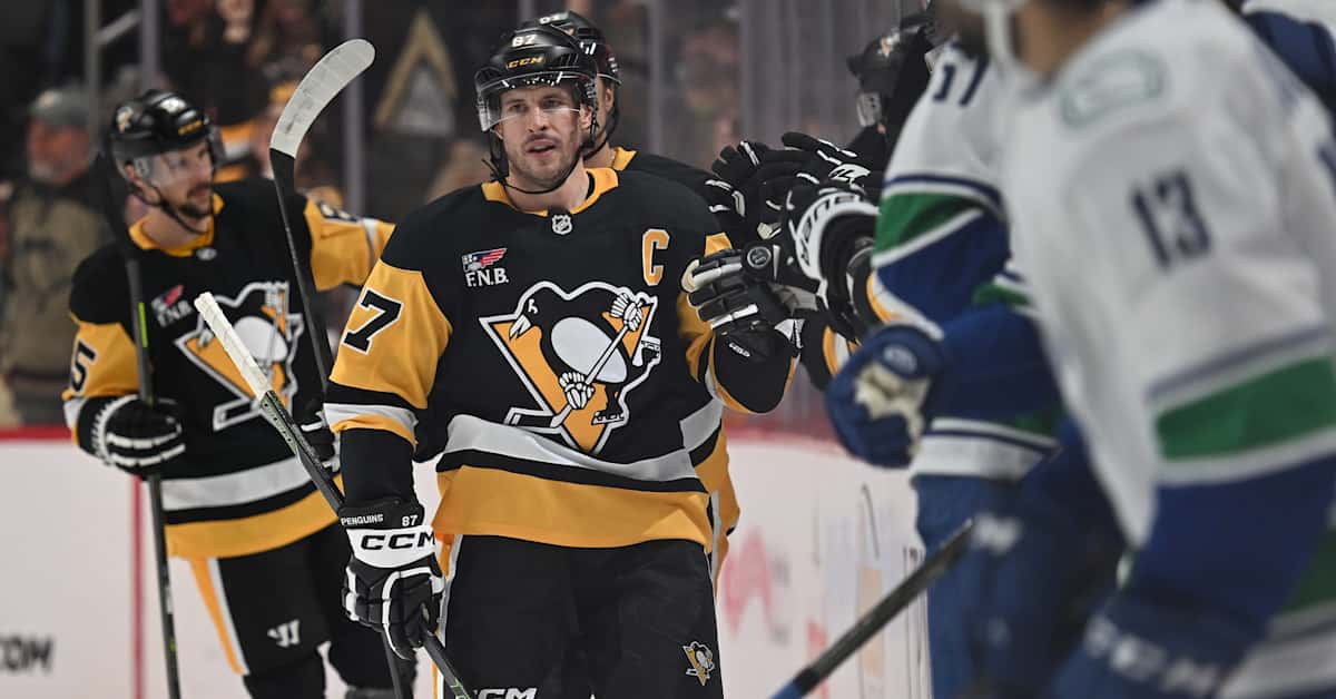 Sidney Crosby iski ennätyksellisen maalin Kevin Lankisen selän taakse ...